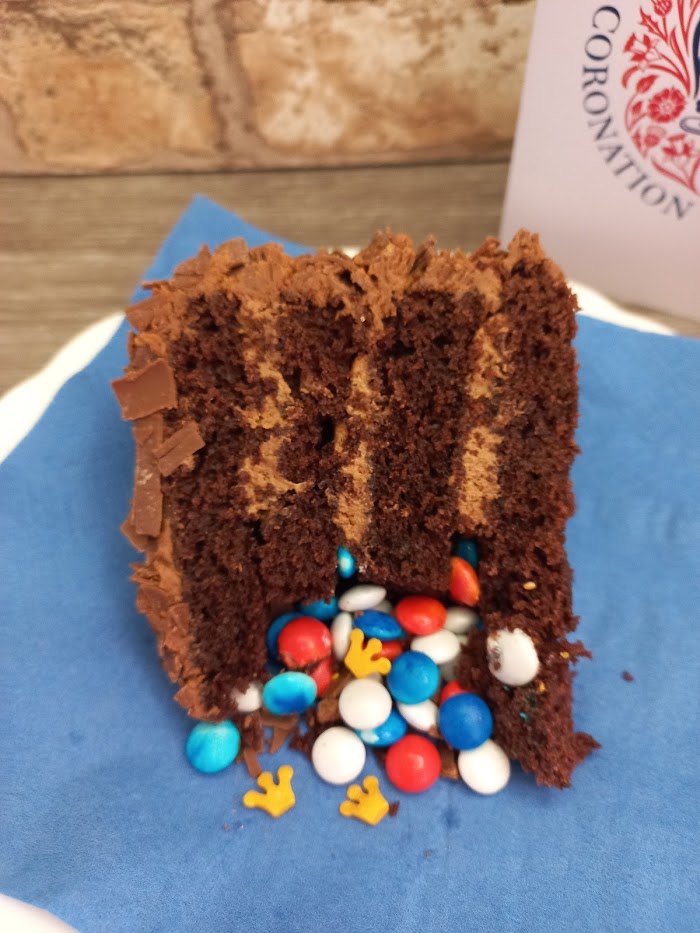 Sponge Coronation Pinata Cake – The Review Studio