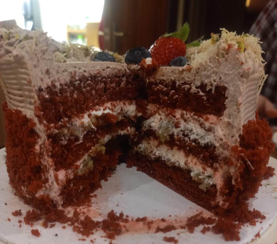 Egg Free Cake Box – Red Velvet Dubai Chocolate Cake – The Review Studio